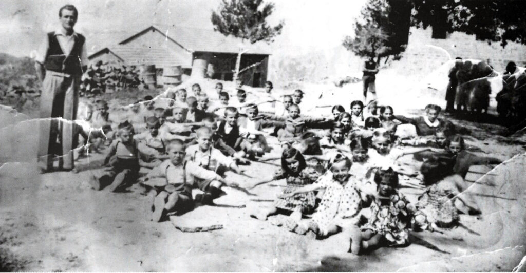 Δημοτικό Σχολείο Διστράτου - 1949 - Δόξες Αγήραντες του ΔεσποτάτουΔόξες ...