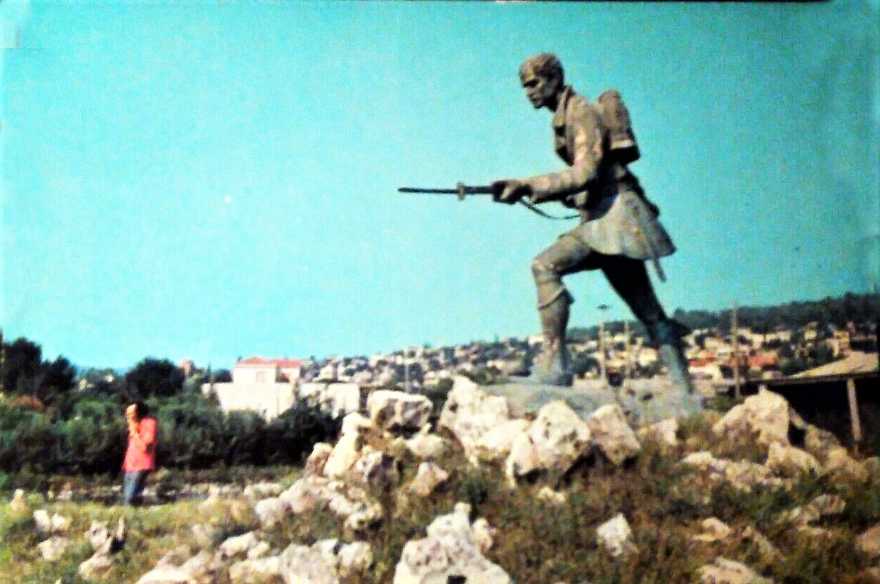 Στο άγαλμα του τσολιά... - Δόξες Αγήραντες του ΔεσποτάτουΔόξες ...