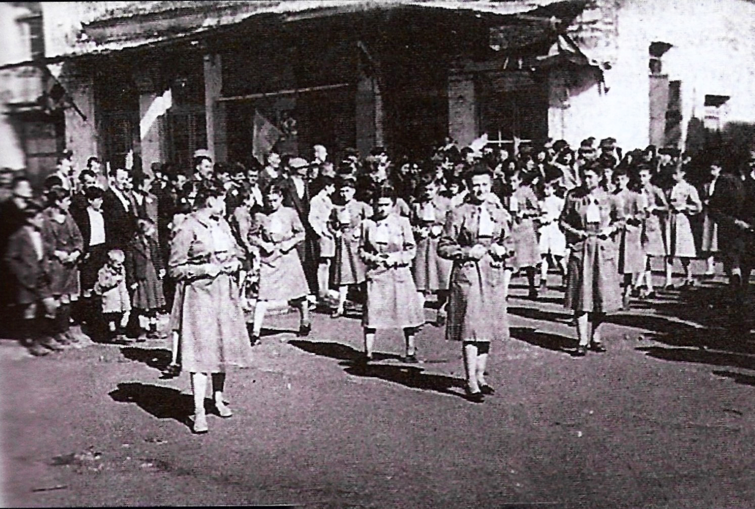Γυναίκες πρόσκοποι στη Λιτανεία της Αγίας Θεοδώρας - Δόξες Αγήραντες ...